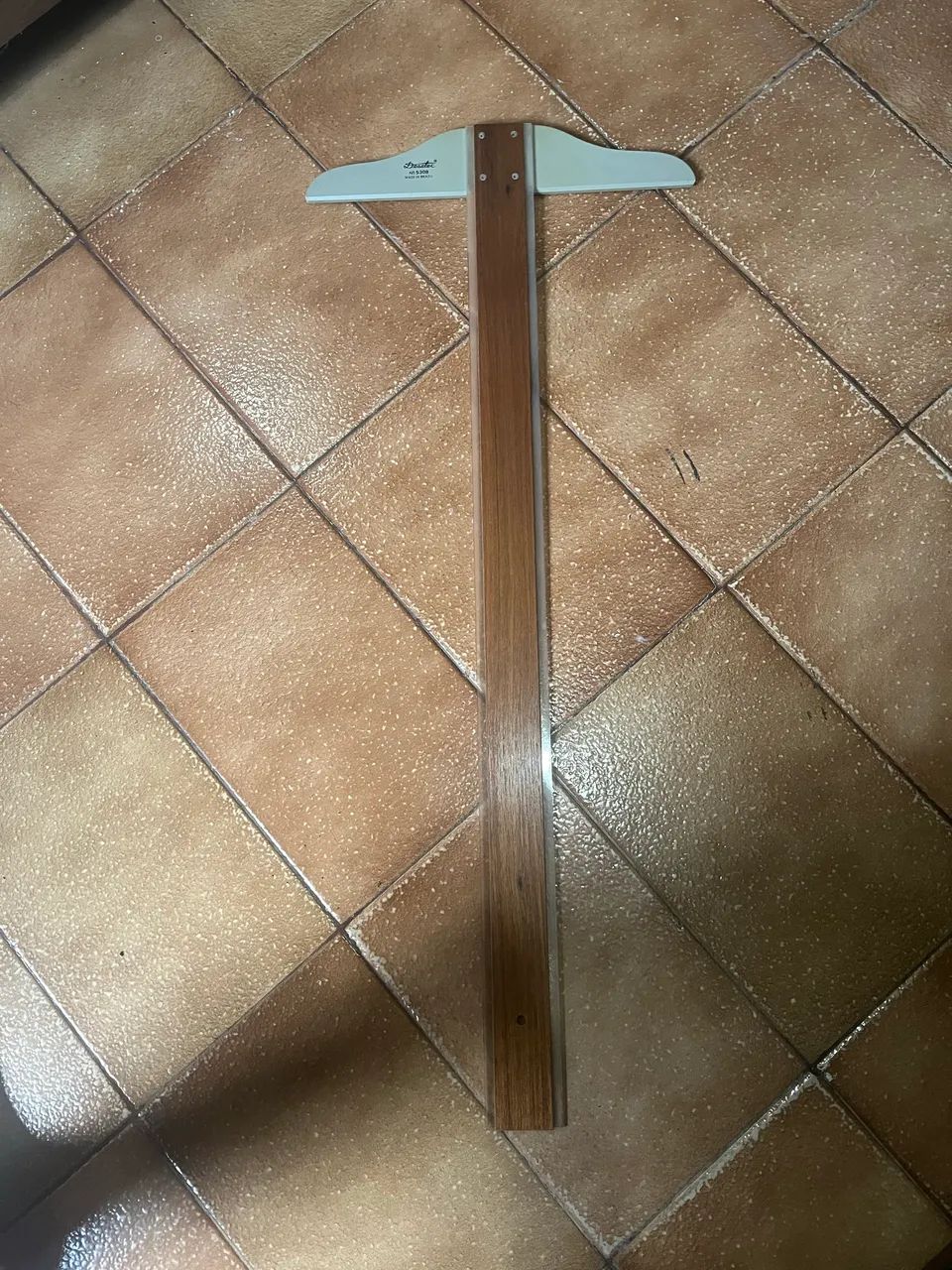 Régua T de madeira com bordas de acrílico e tubo arquitetura ...