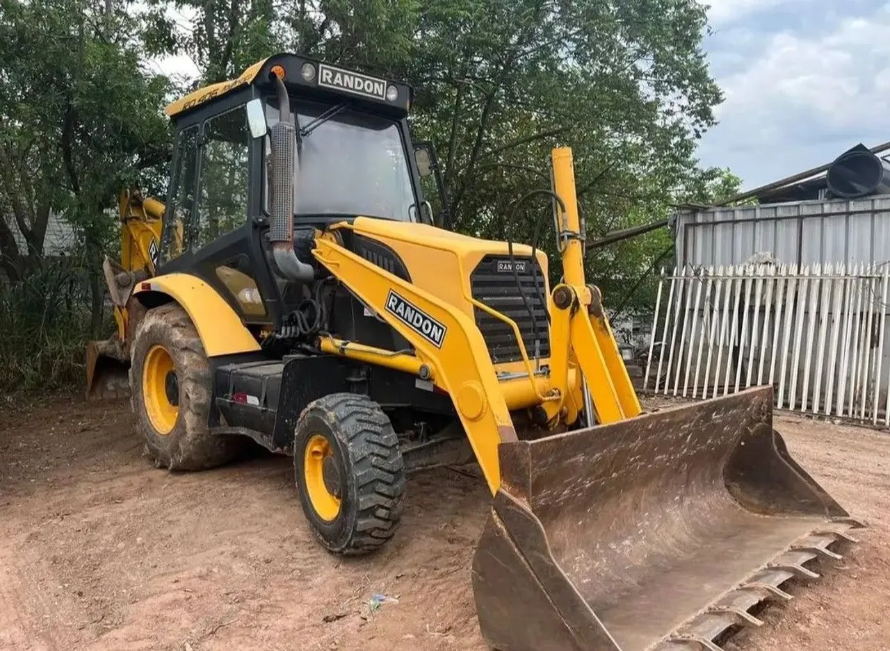 "retroescavadeira" - Máquinas pesadas para construção no Brasil