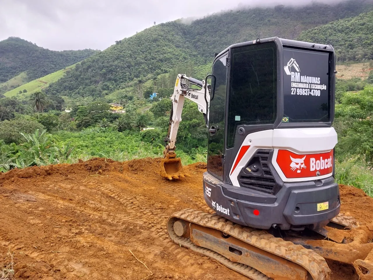 "escavadeira bobcat" no Brasil