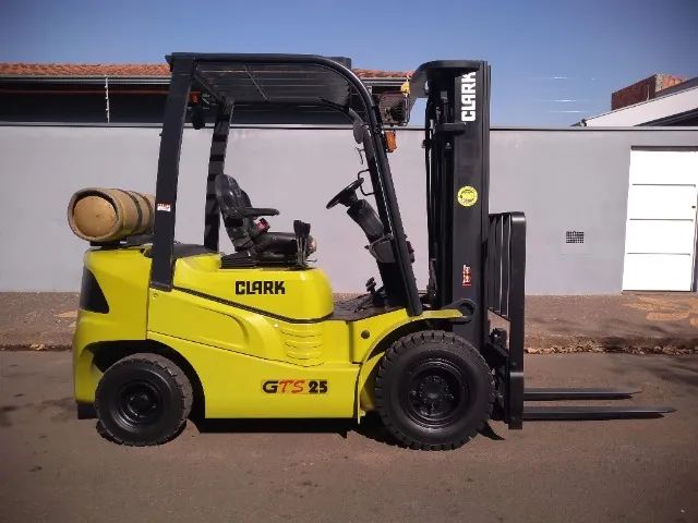 Empilhadeira Clark 2,5T * Torre triplex* 2017 - Tratores e máquinas ...