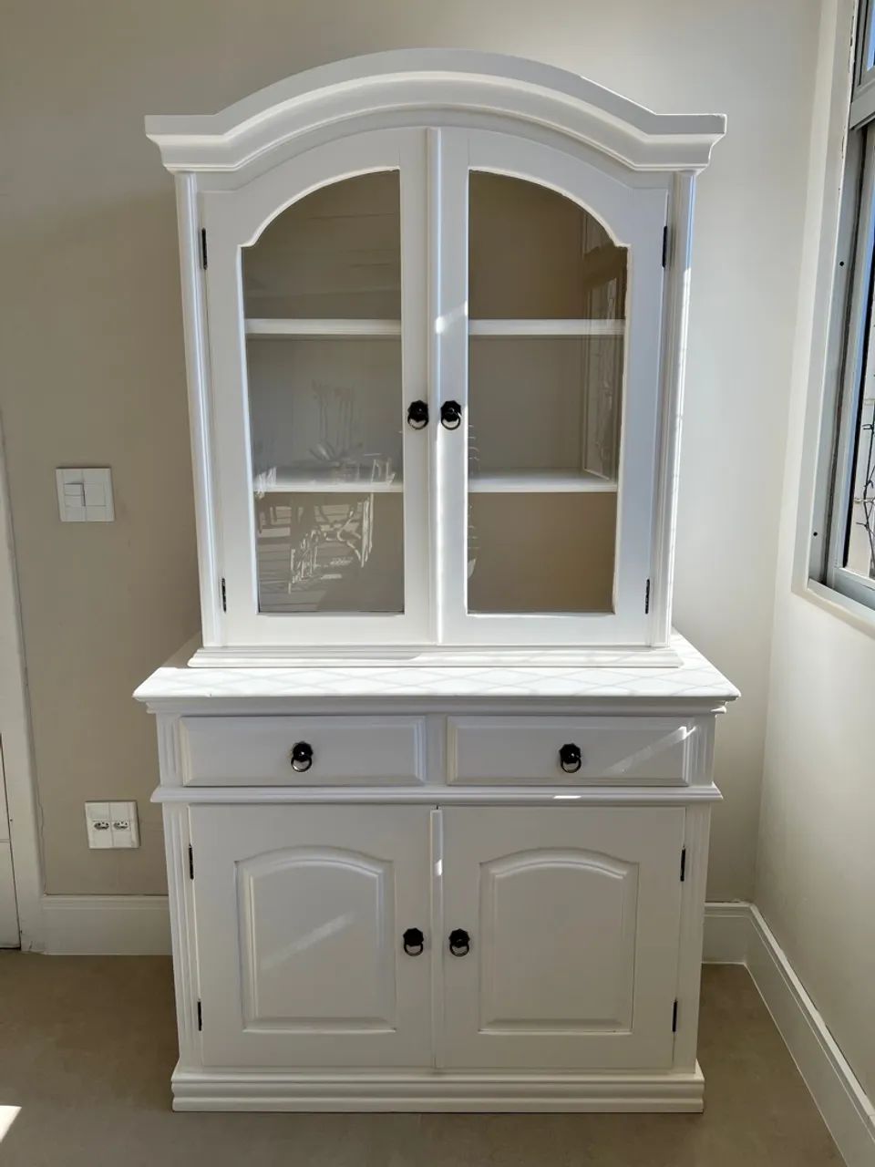 Cristaleira de madeira maciça branca com design elegante - Móveis Para ...