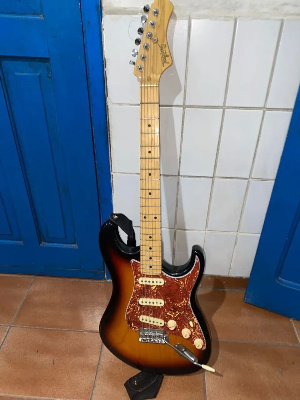 Guitarra Tagima T635 Stratocaster Sunburst + Bag + Afinador + Correia ...