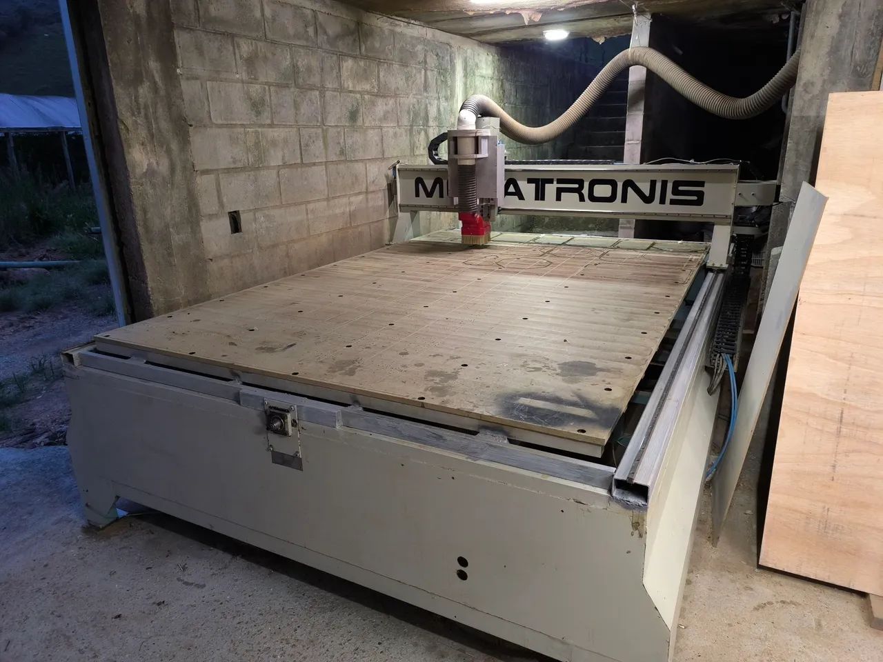 Router CNC com exaustor - Máquinas para produção industrial - Santa ...