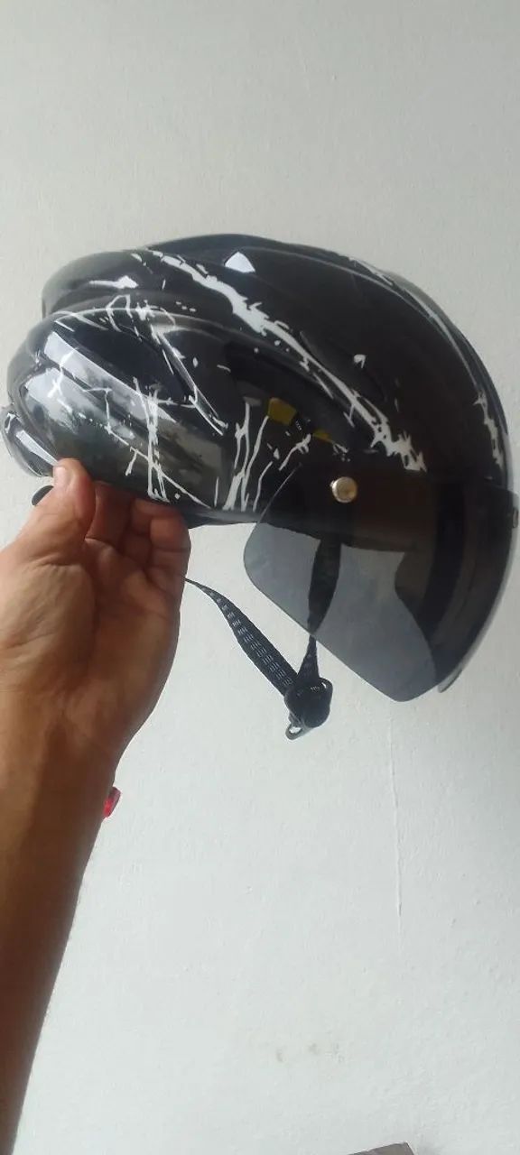 Capacete de bike com viseira escura integrada - Ciclismo - Magalhães Bastos, Rio de Janeiro ...