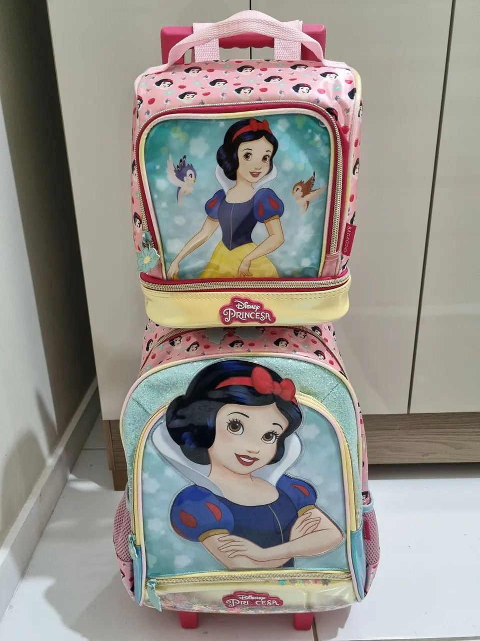 Conjunto mochila de rodinhas e lancheira Branca de Neve da Bagaggio ...