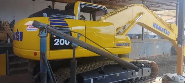 "komatsu pc 200" no Brasil