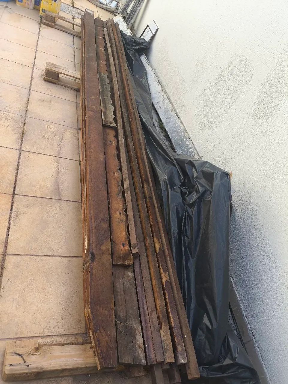 Madeiras e telhas, fazer quiosque, churrasqueira, cobertura de 25 m² ...