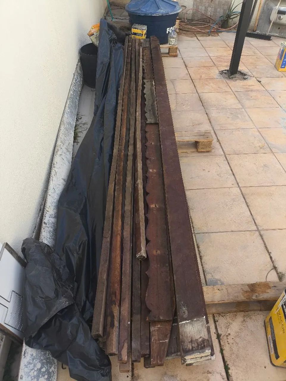 Madeiras e telhas, fazer quiosque, churrasqueira, cobertura de 25 m² ...