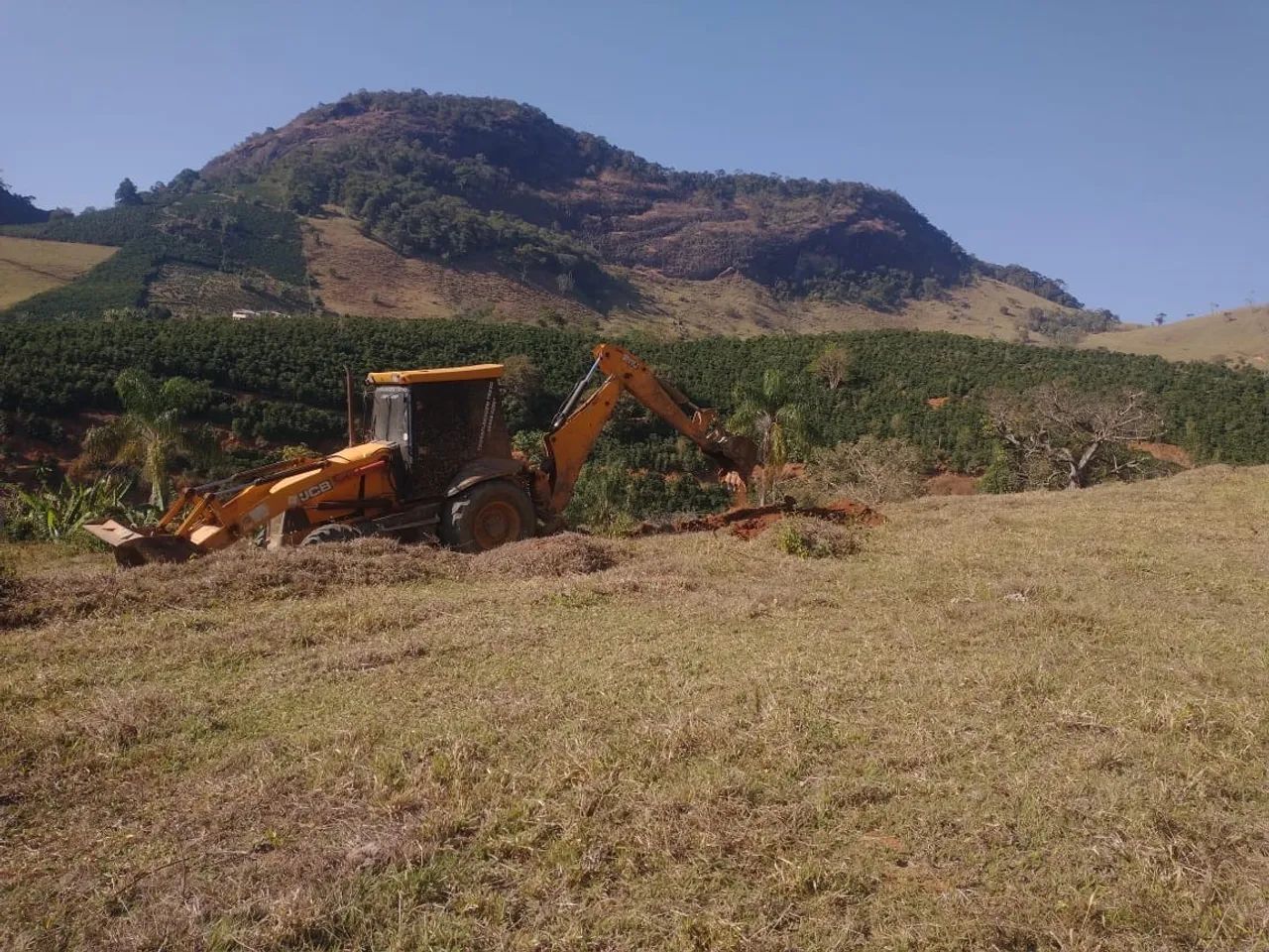 Retroescavadeira JCB 2011 trabalhando - Caminhões - Itaperuna 1411338744 | OLX