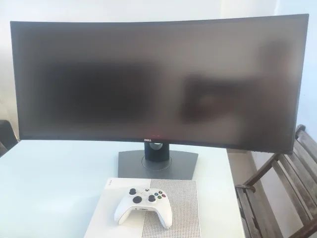Monitor Dell e Xbox One com um controle. - Consoles de Vídeo Game ...