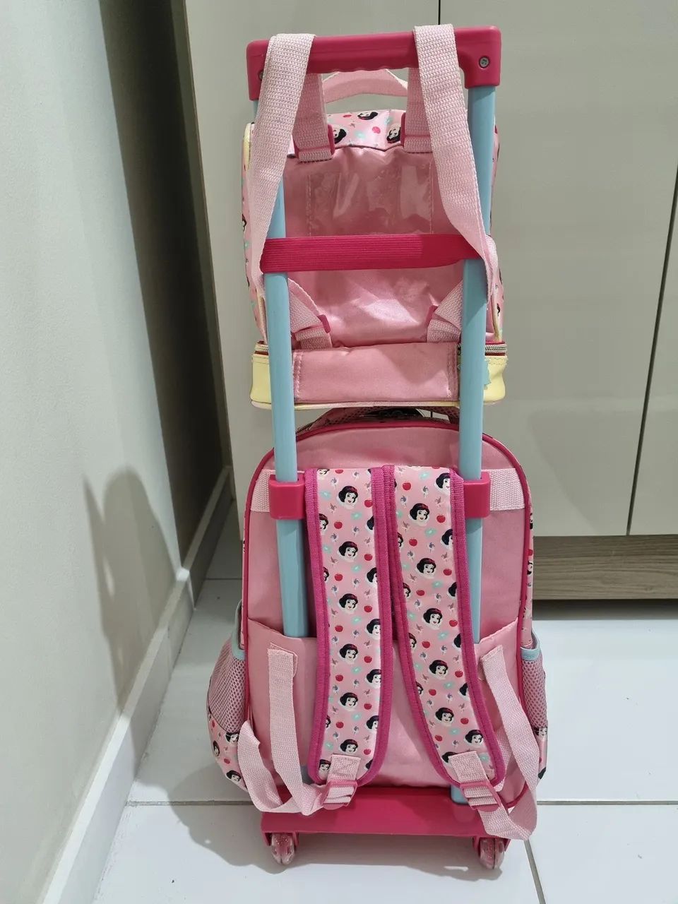 Conjunto mochila de rodinhas e lancheira Branca de Neve da Bagaggio ...