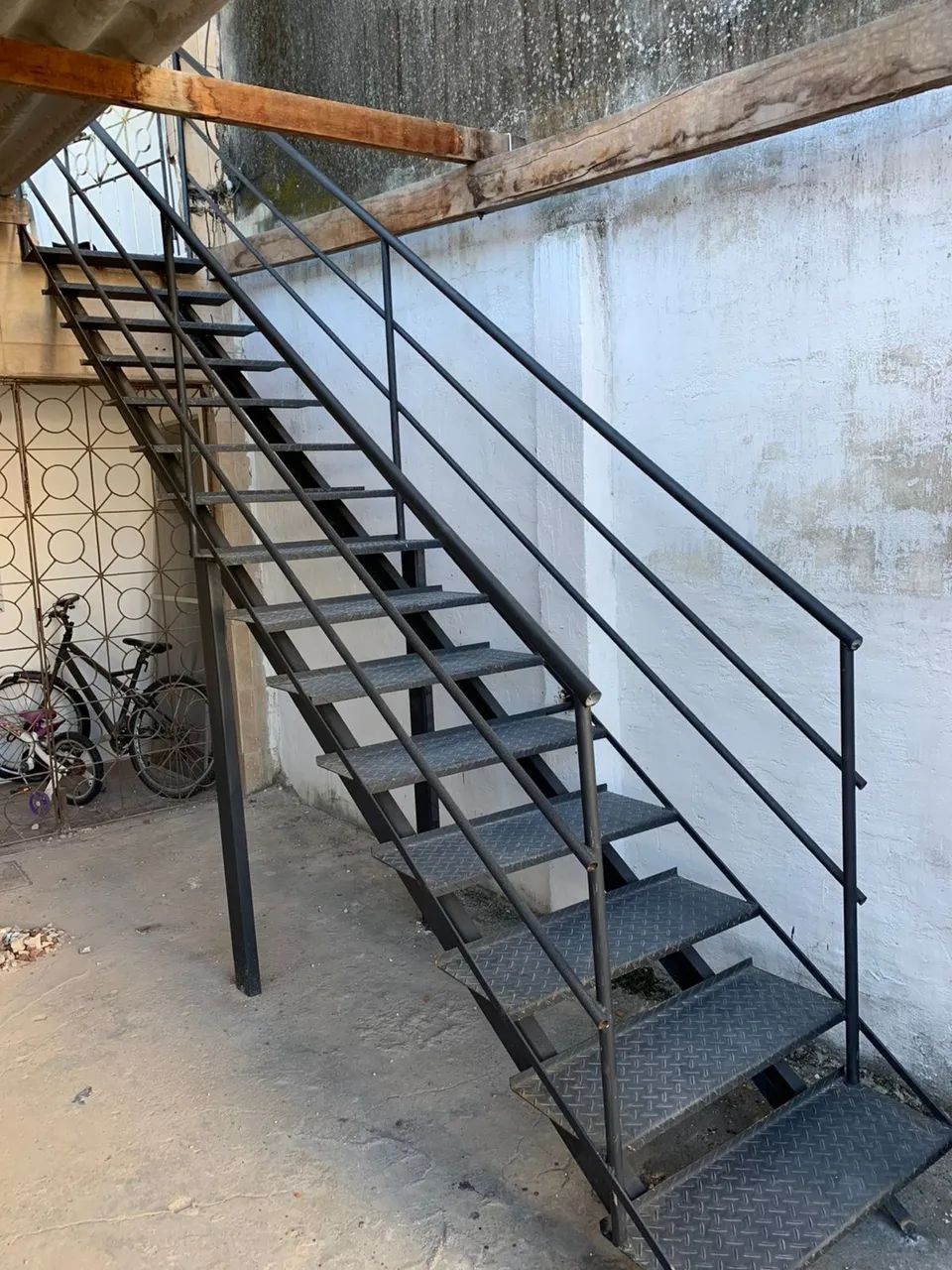 Escadas em ferro caracol e reta - Portas e Janelas - Bancários, João ...