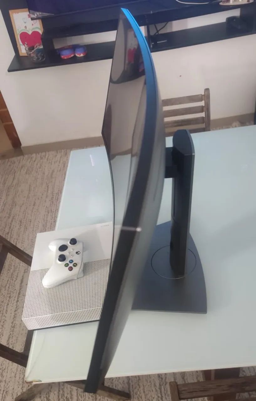 Monitor Dell e Xbox One com um controle. - Consoles de Vídeo Game ...