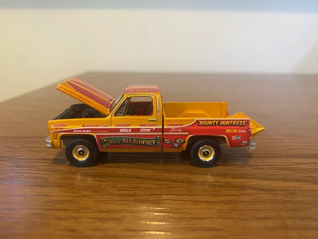 Miniatura Auto World Chevrolet C10 1973 Racing Legend Bounty Huntress ...