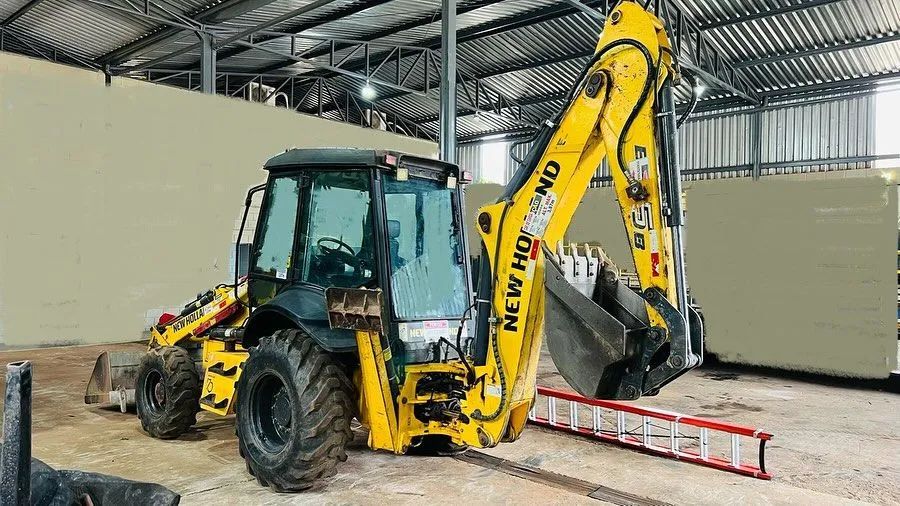 RETROESCAVADEIRA - Máquinas pesadas para construção - Área Rural de ...