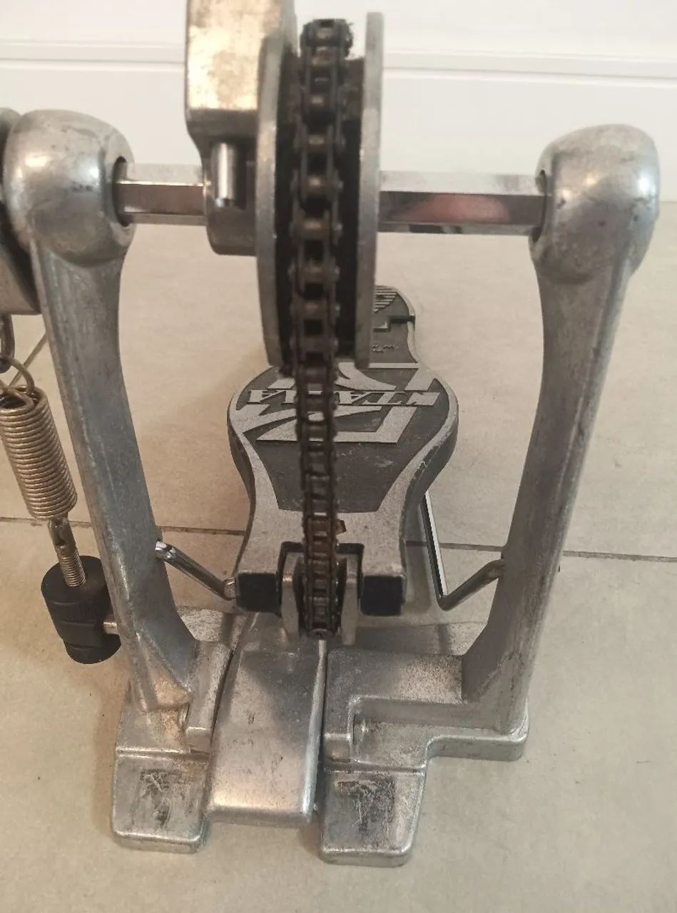 ## Pedal de bumbo single para bateria Tama, totalmente funcional ...
