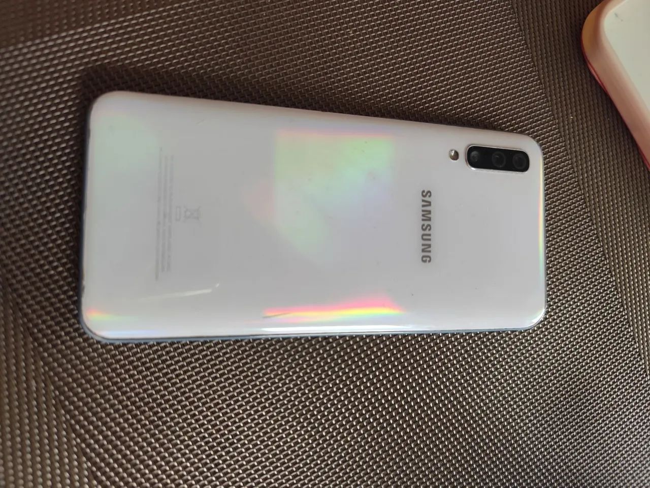 Galaxy A50 Branco bateria 100% trinca na tela , porém não interferi no ...