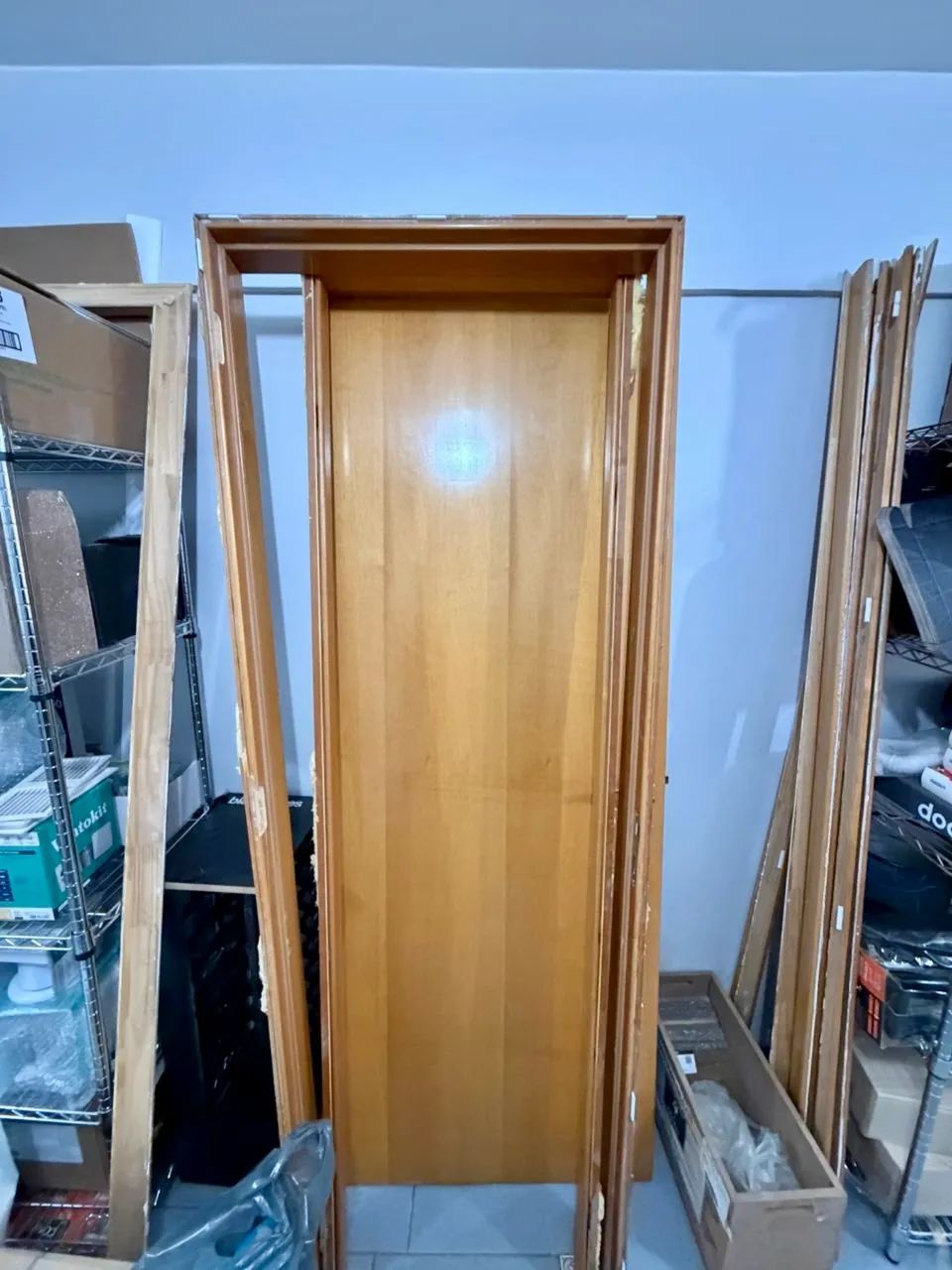 Porta, portal, alizar, dobradiça e fechadura. Porta completa - Portas e ...