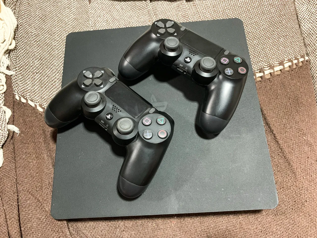 "console ps4 com 2 controles" - Consoles de Vídeo Game no Brasil