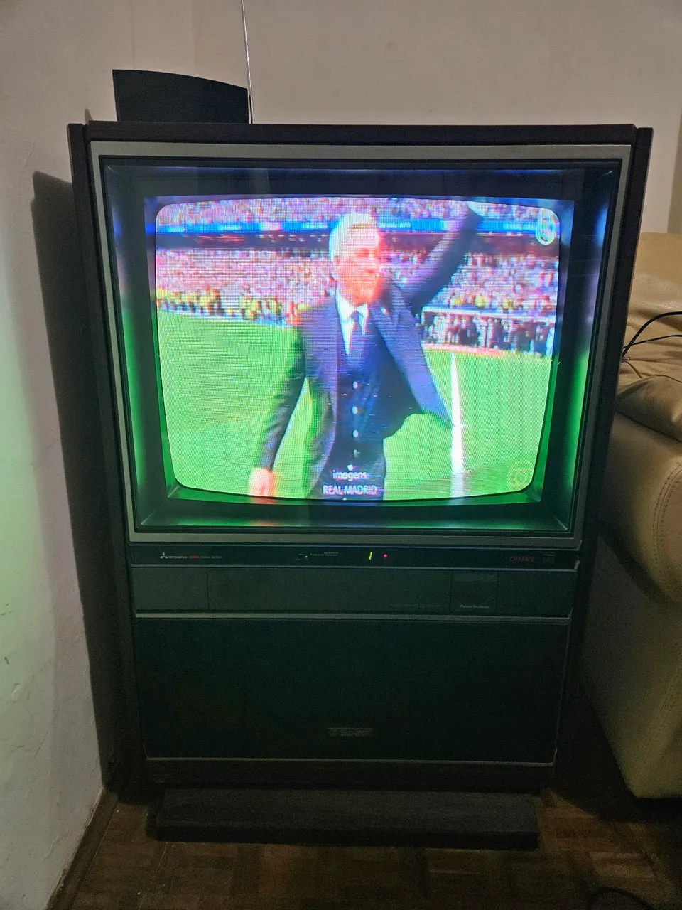 "tv de tubo" - TVs no Brasil