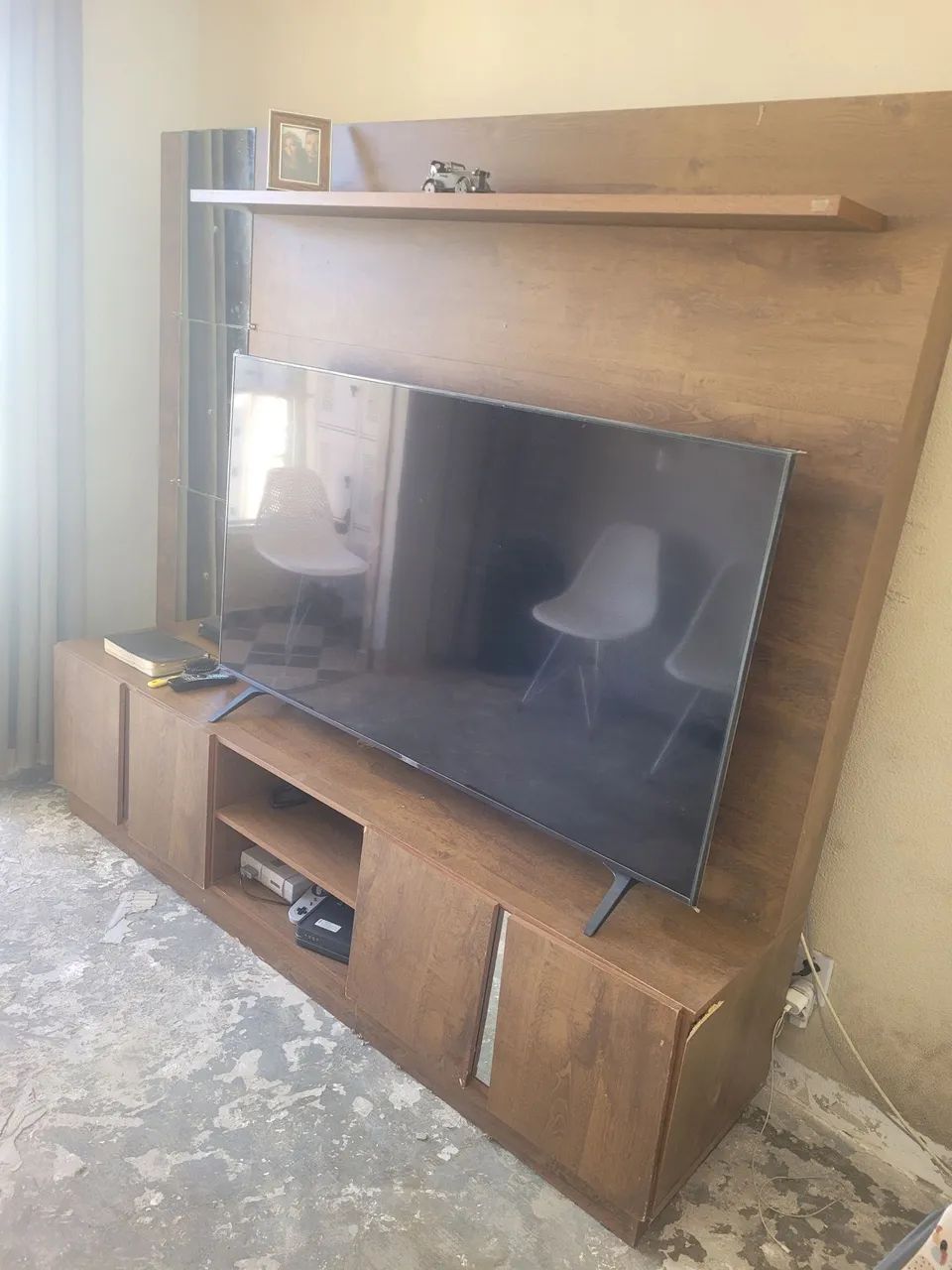 ESTANTE / Painel de TV com Armário Amadeirado - Armários e Guarda ...