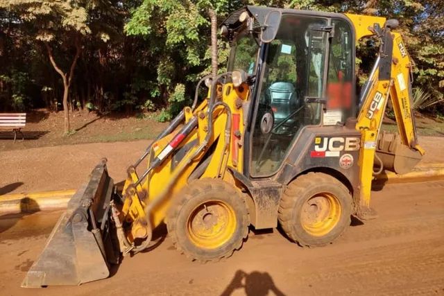 "mini retroescavadeira" no Brasil