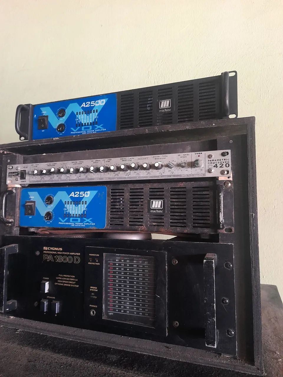 Rack de Som Profissional - Amplificadores e Crossover - Aparelhos de ...