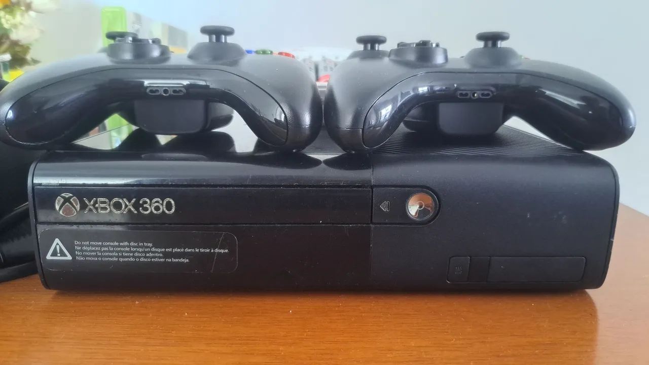 Xbox 360 Super Slim + HD Interno com 1.000 Jogos + 2 Controles sem fio ...