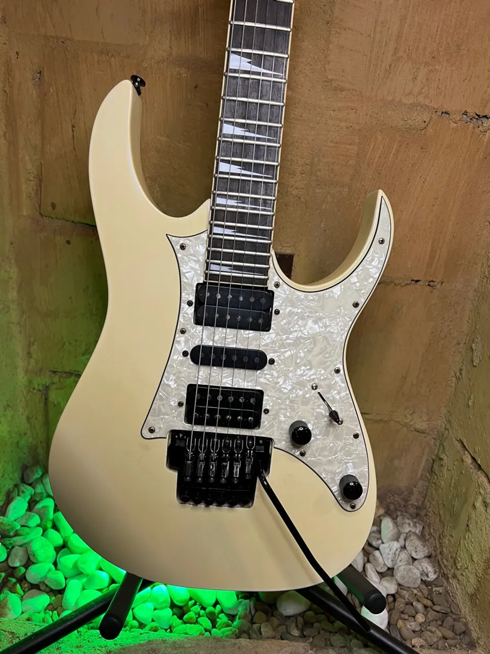 "guitarra ibanez com floyd rose" - Instrumentos musicais no Brasil