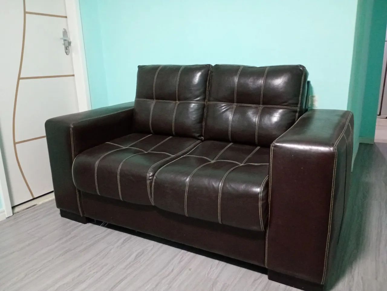 Sofá couro sintético tratado 2 e 3 lugares. Oportunidade única, preço ...