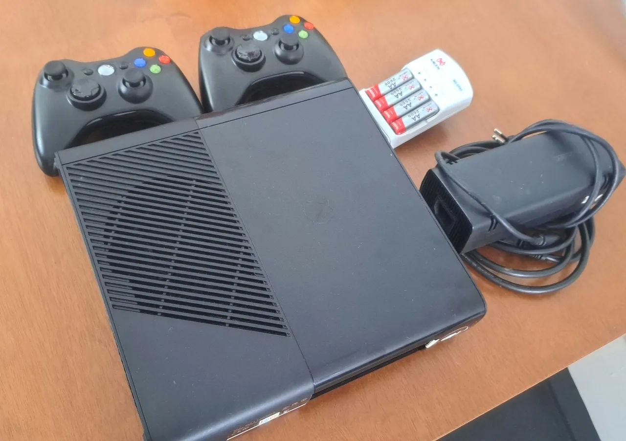 Xbox 360 Super Slim + HD Interno com 1.000 Jogos + 2 Controles sem fio ...
