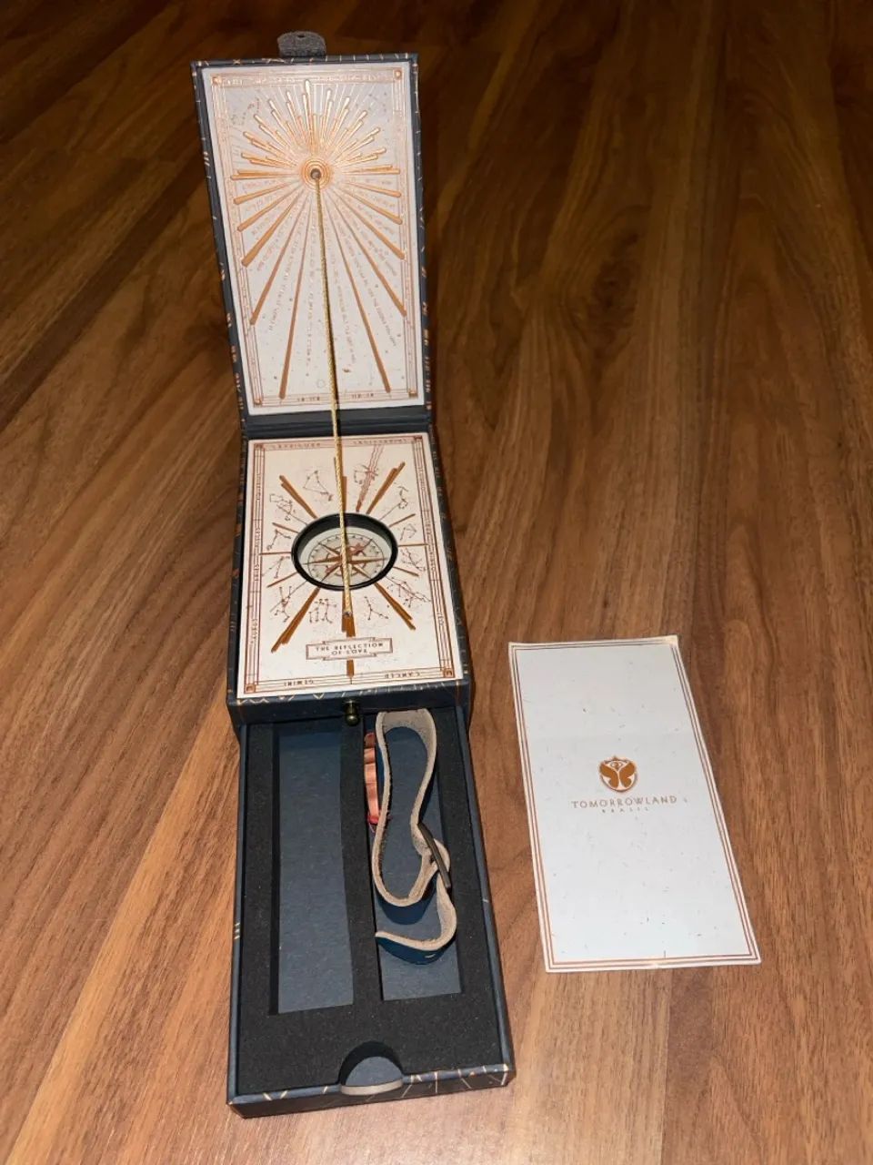 Tomorrowland Compass - Colecionador - Hobbies e coleções - Vila da ...