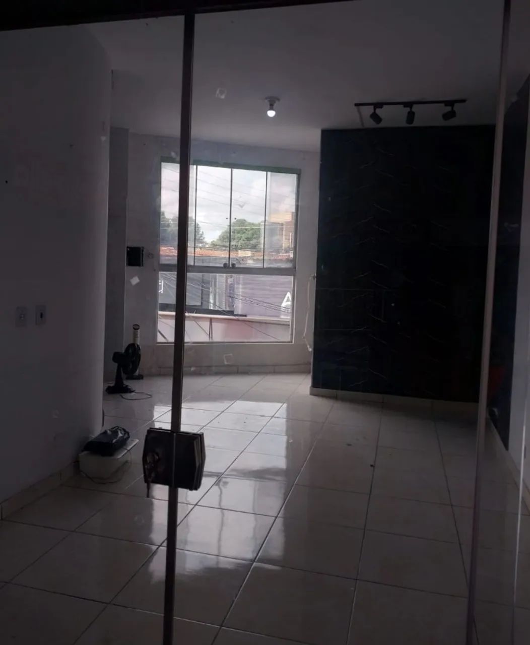 Aluga-se sala comercial em galeria na avenida Bernardo Sayão - Comércio ...