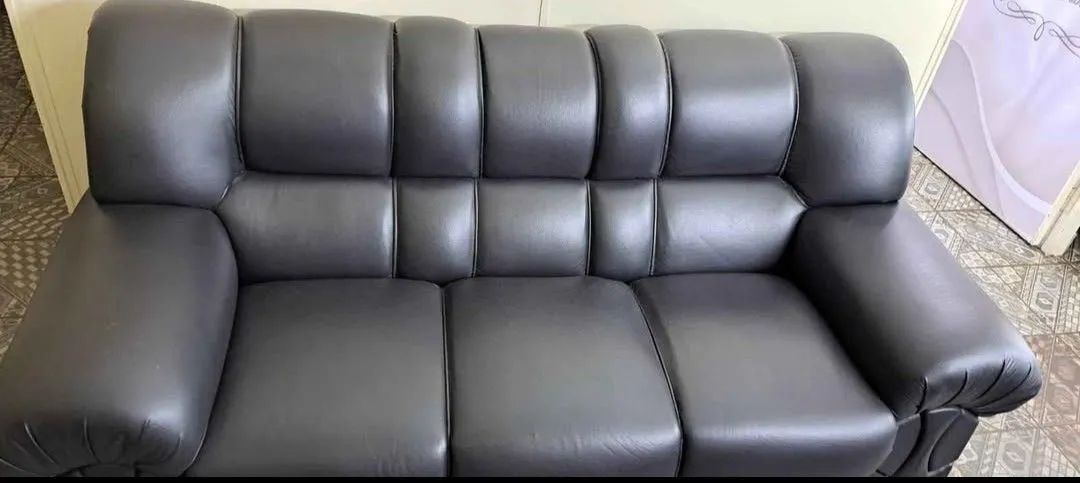 Sofá 3 lugares, muito confortável e bem reforçado - Sofás e Poltronas ...