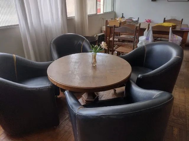 Conjunto De Poltronas Com Mesa Redonda De Madeira Sofás E Poltronas