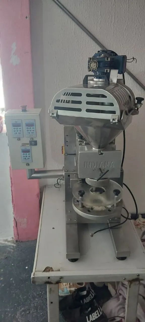 Máquinas de salgados e masseira para a produção de salgados ...