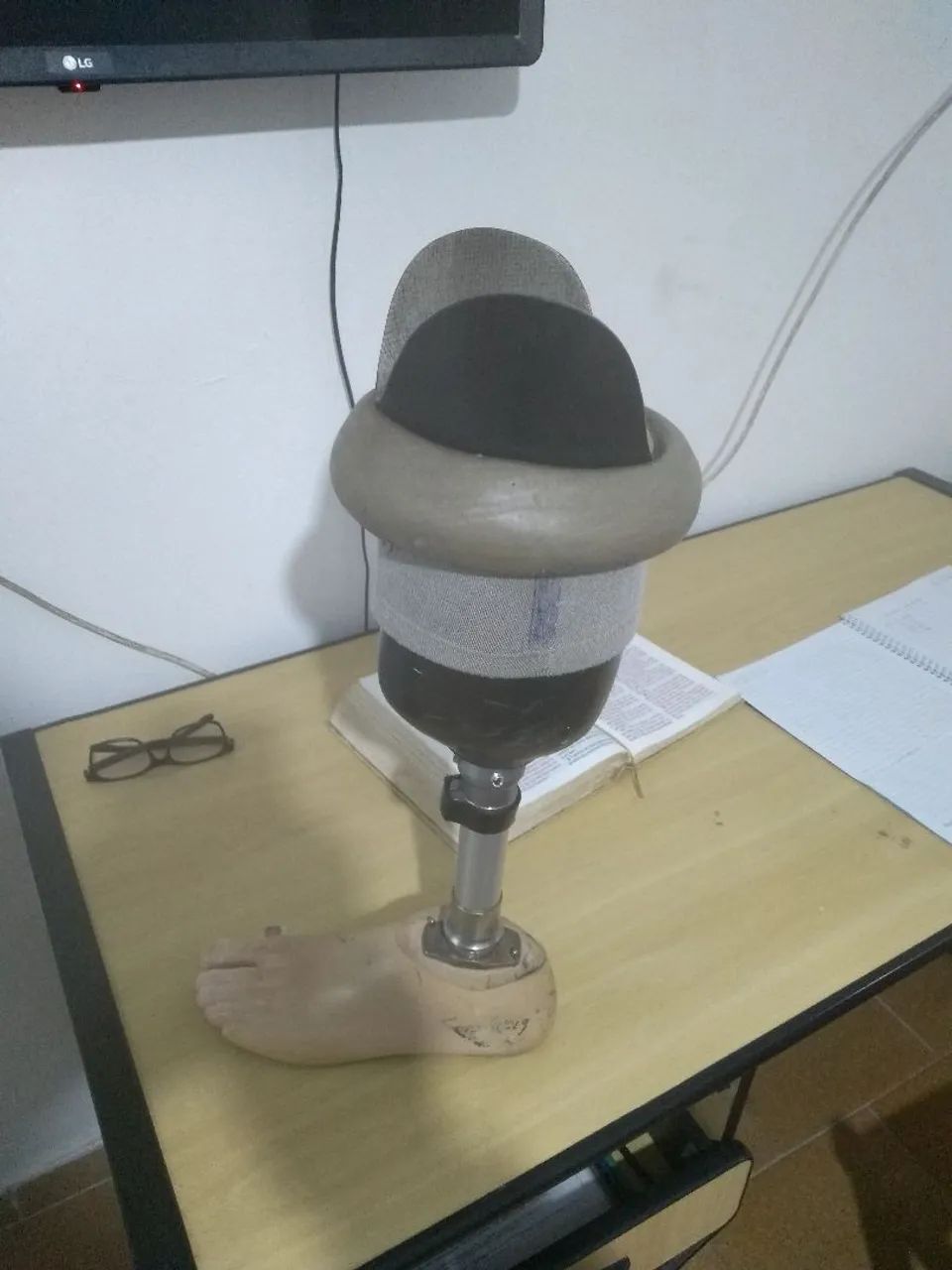 Prótese de perna para exercícios e reabilitação - Academia e Exercícios ...