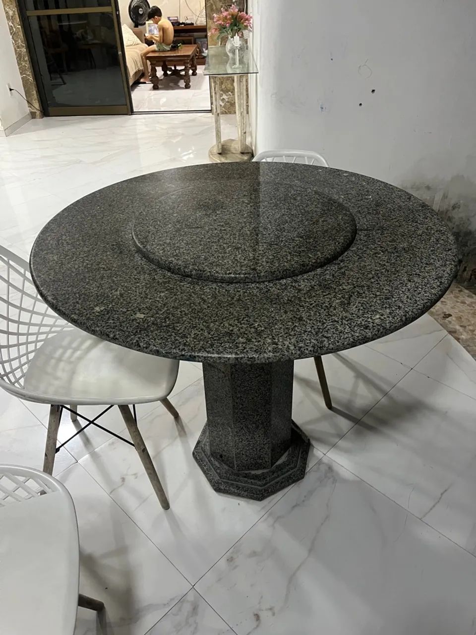 Mesa de jantar redonda de granito com base hexagonal - Mesas - Rodolfo ...