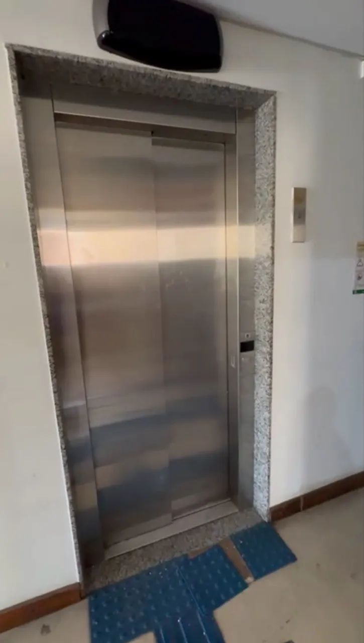 Elevador Atlas Schindler modelo 330A com capacidade para 8 pessoas e 3 ...