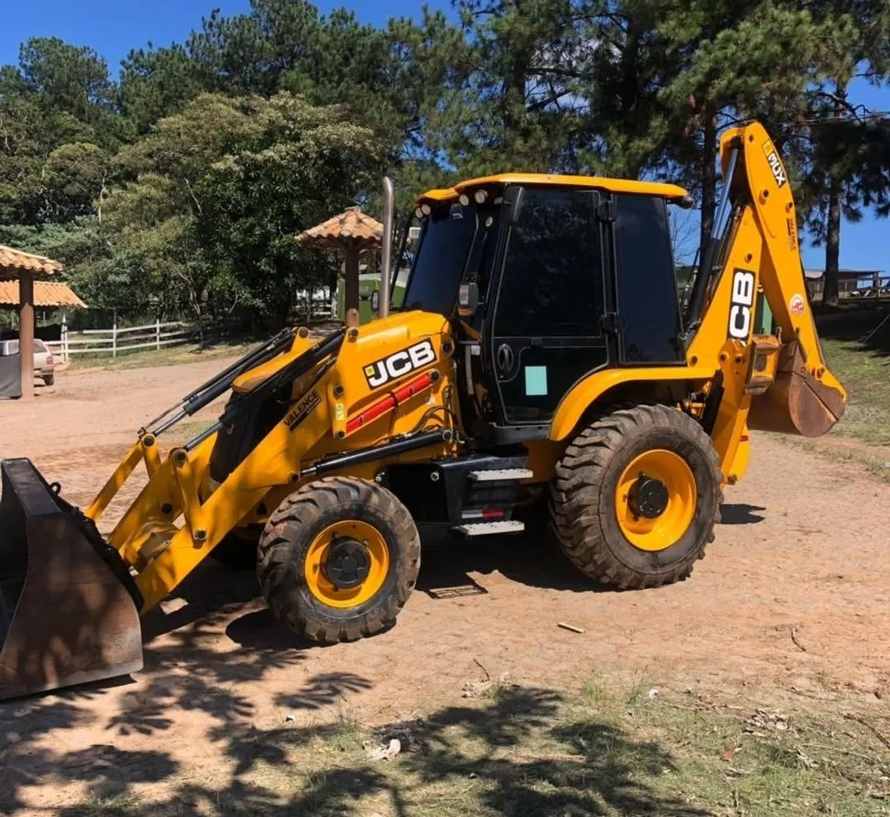"retroescavadeira" - Máquinas pesadas para construção no Brasil