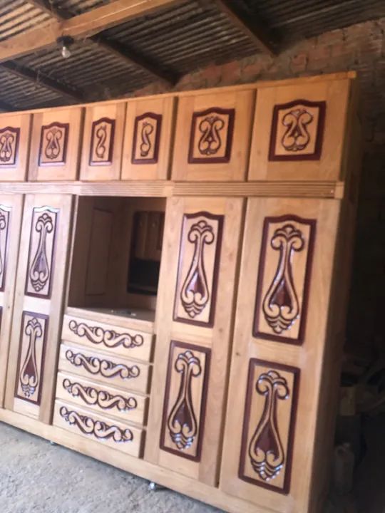 Vendo um guarda roupa de madeira recém reformado e entalhador ...