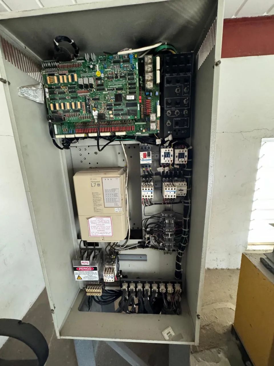 Elevador Atlas Schindler modelo 330A com capacidade para 8 pessoas e 3 ...