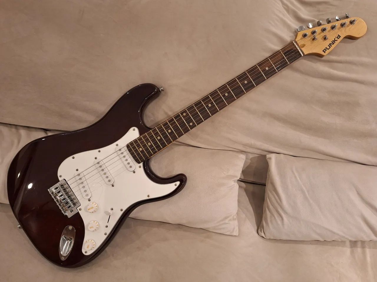 Guitarra Stratocaster Punk'd Nova + Capa - Instrumentos musicais ...