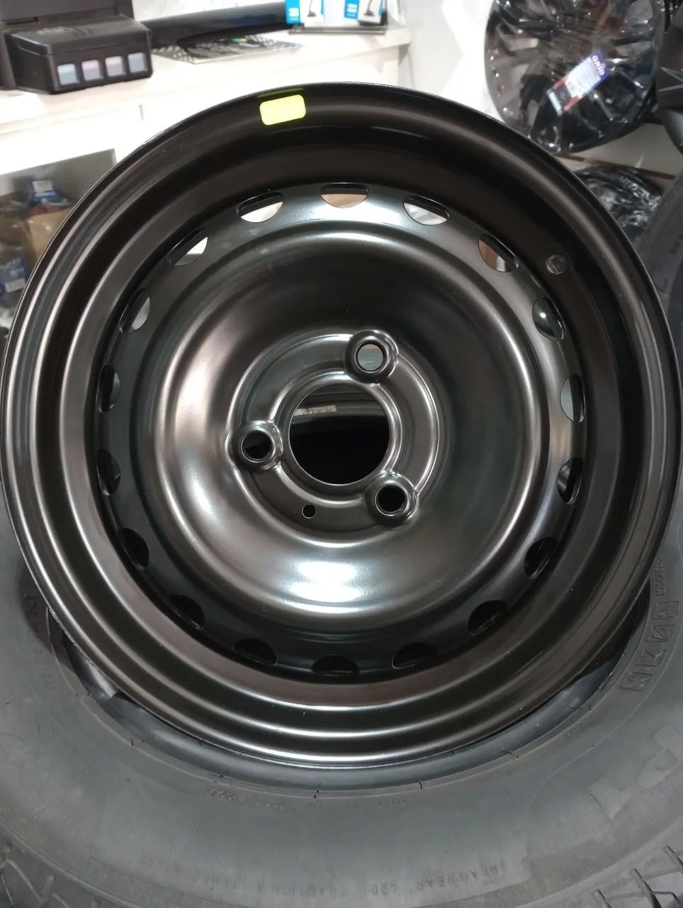 Roda kwid aro 14 original Renault 3 furos, da certo em todos os modelos. Envio para o bras ...