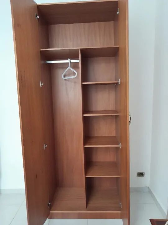 Guarda-roupas solteiro em madeira mogno, 5 prateleiras, cabideiro e ...