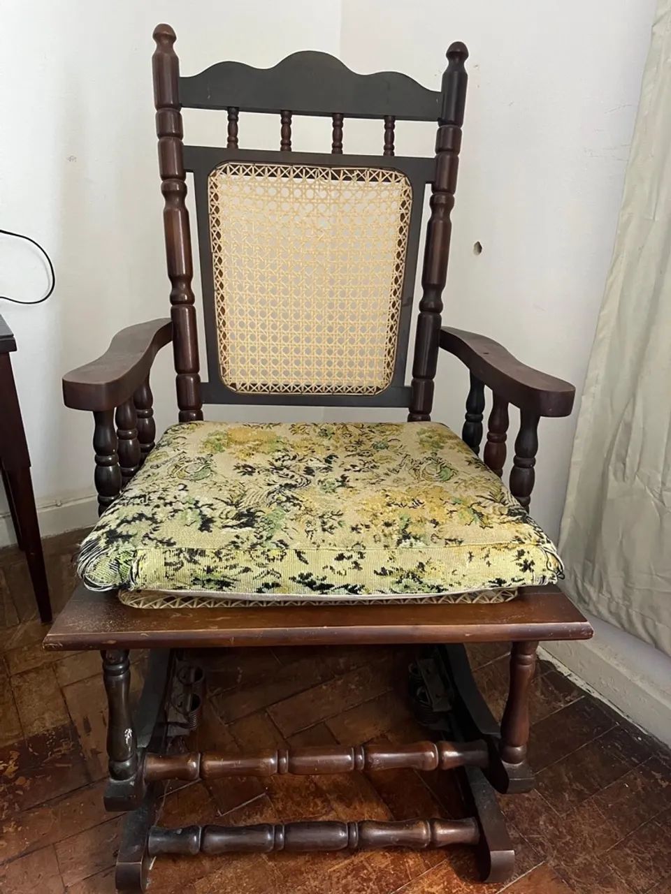 Cadeira de Balanço Clássica Austríaca com Assento de fibra intactas e ...