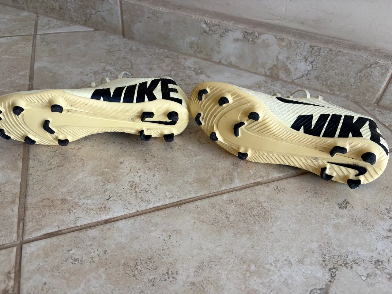 Vendo chuteira, usada porém muito bem conservada. Tamanho 39 ...