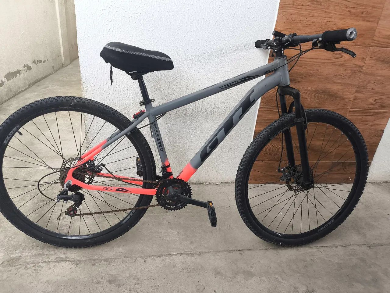 Bicicleta GTI aro 19. Quadro 17. Cor cinza com laranja. Usada ...