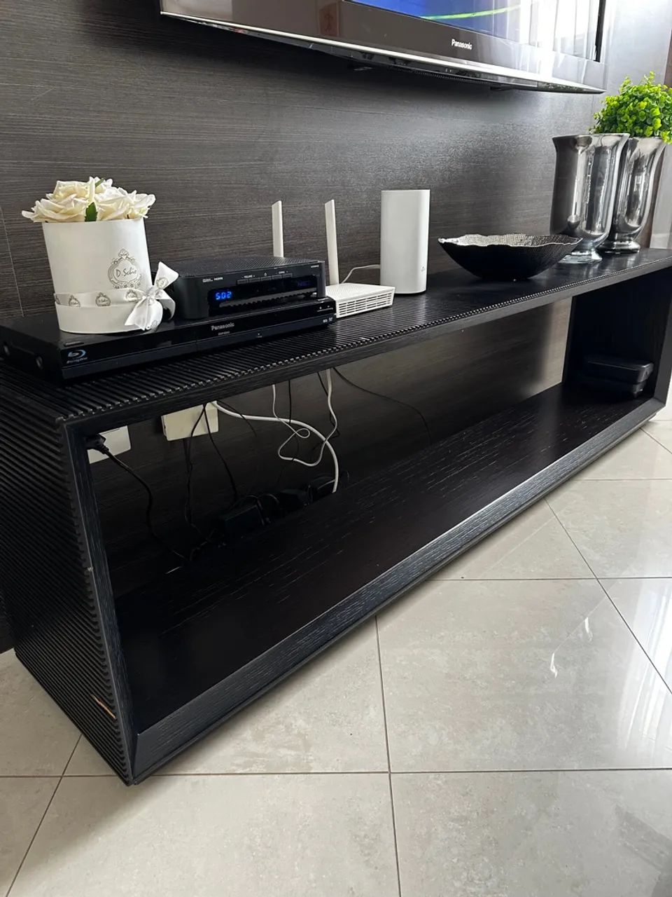 Rack moderno em madeira preta para sala de estar - Racks e Painéis ...