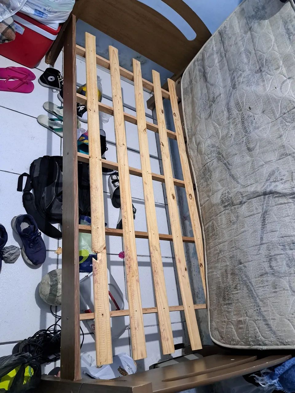 Cama de solteiro, mesa de plastico, guarda-roupa de solteiro, cadeira ...